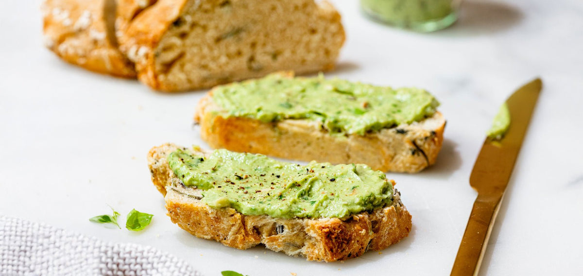 High-Protein-Brot mit Pesto-Dip – SHEKO